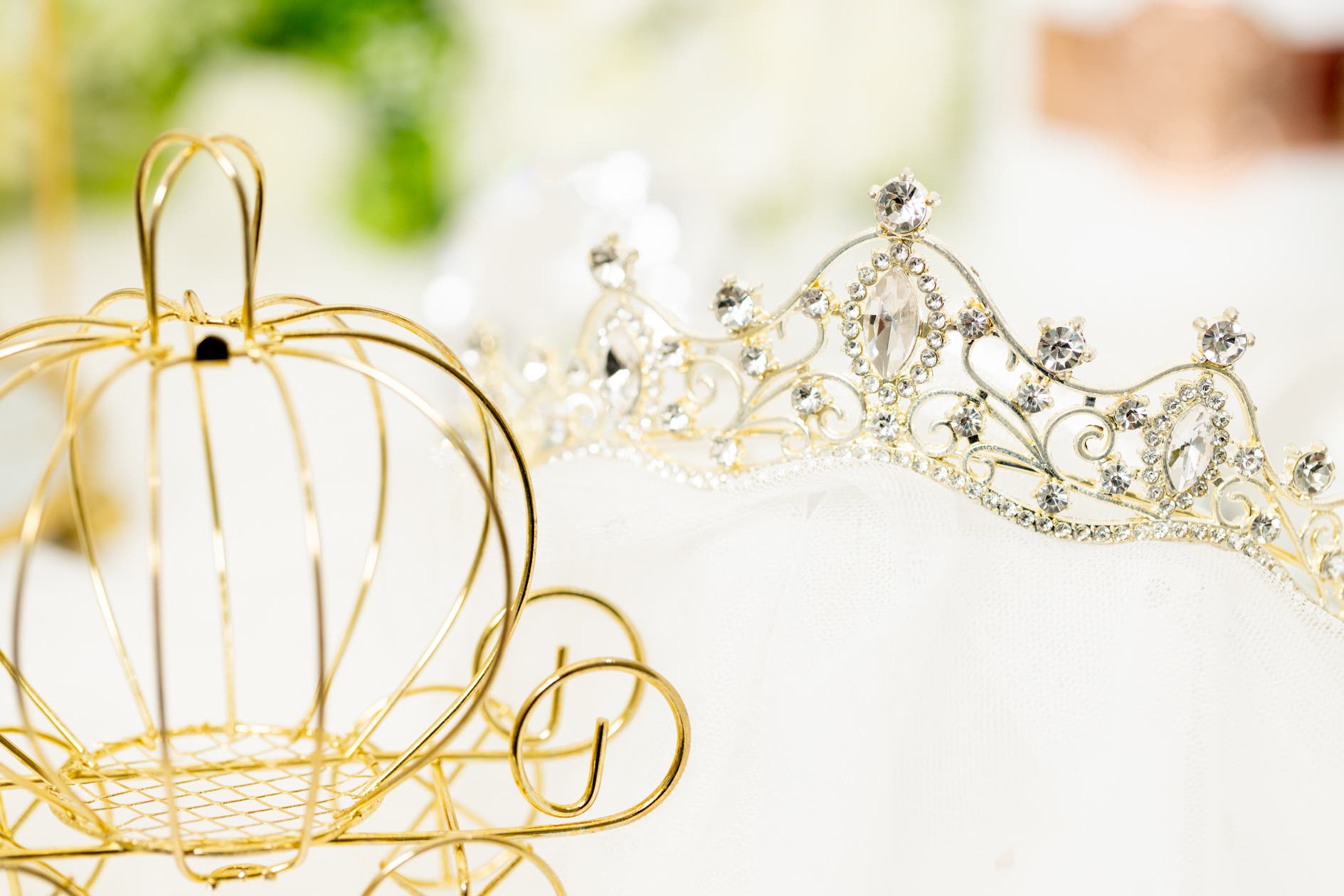 少ないグッズでも可愛く撮れる✨ 白×アンティークの小さな推し活ルームの写真18