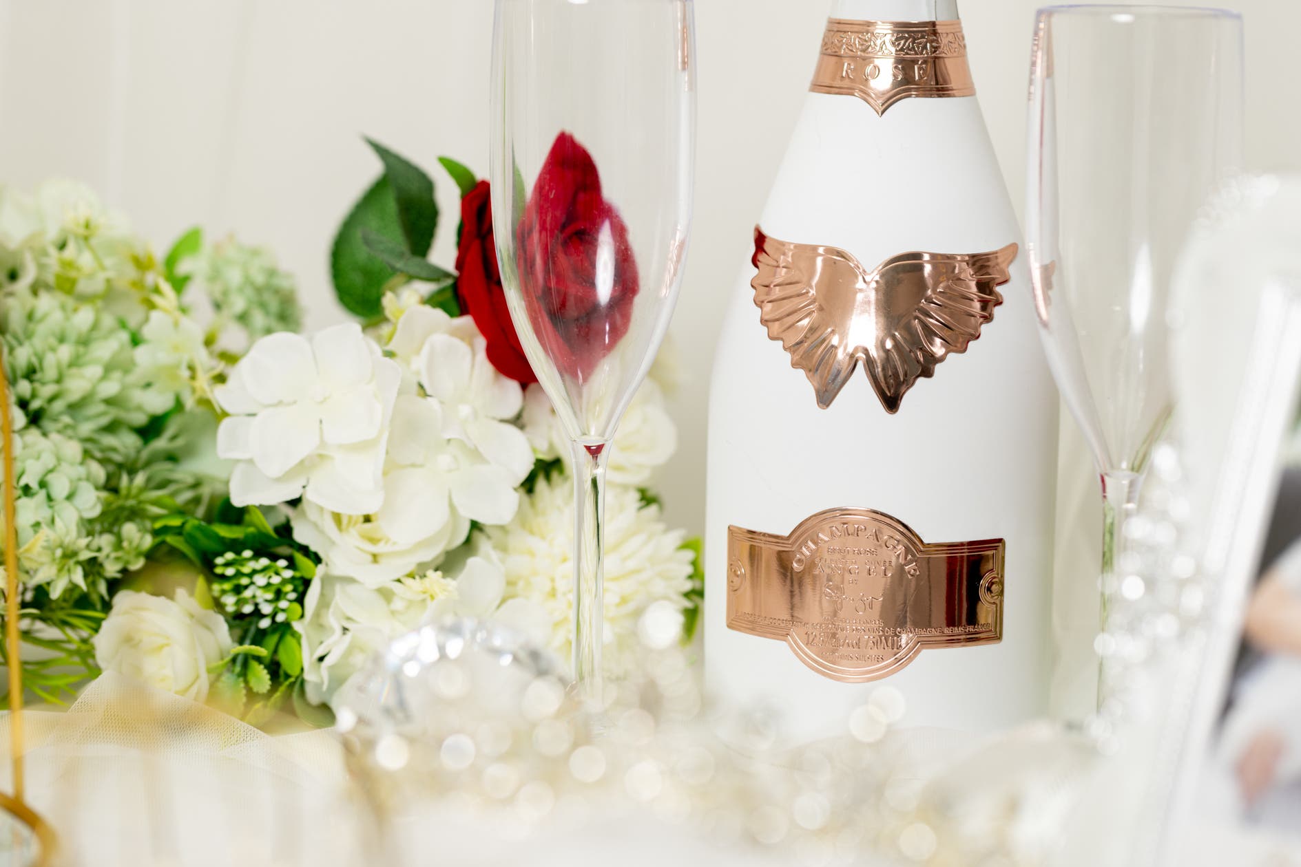 少ないグッズでも可愛く撮れる✨ 白×アンティークの小さな推し活ルームの写真15