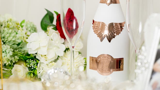 少ないグッズでも可愛く撮れる✨ 白×アンティークの小さな推し活ルームの写真15