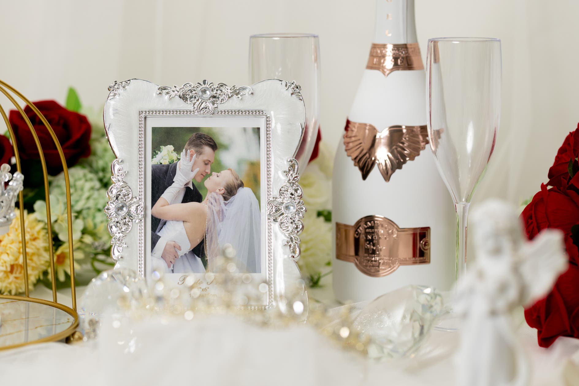 少ないグッズでも可愛く撮れる✨ 白×アンティークの小さな推し活ルームの写真14