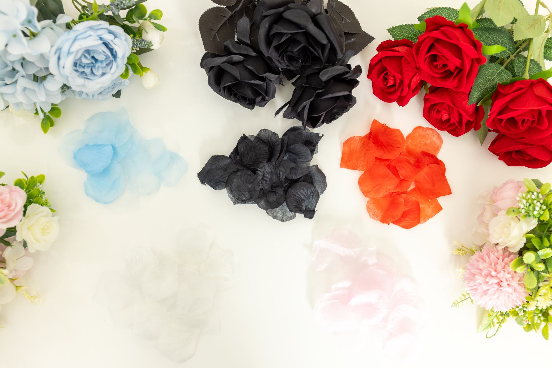 少ないグッズでも可愛く撮れる✨ 白×アンティークの小さな推し活ルームの写真19