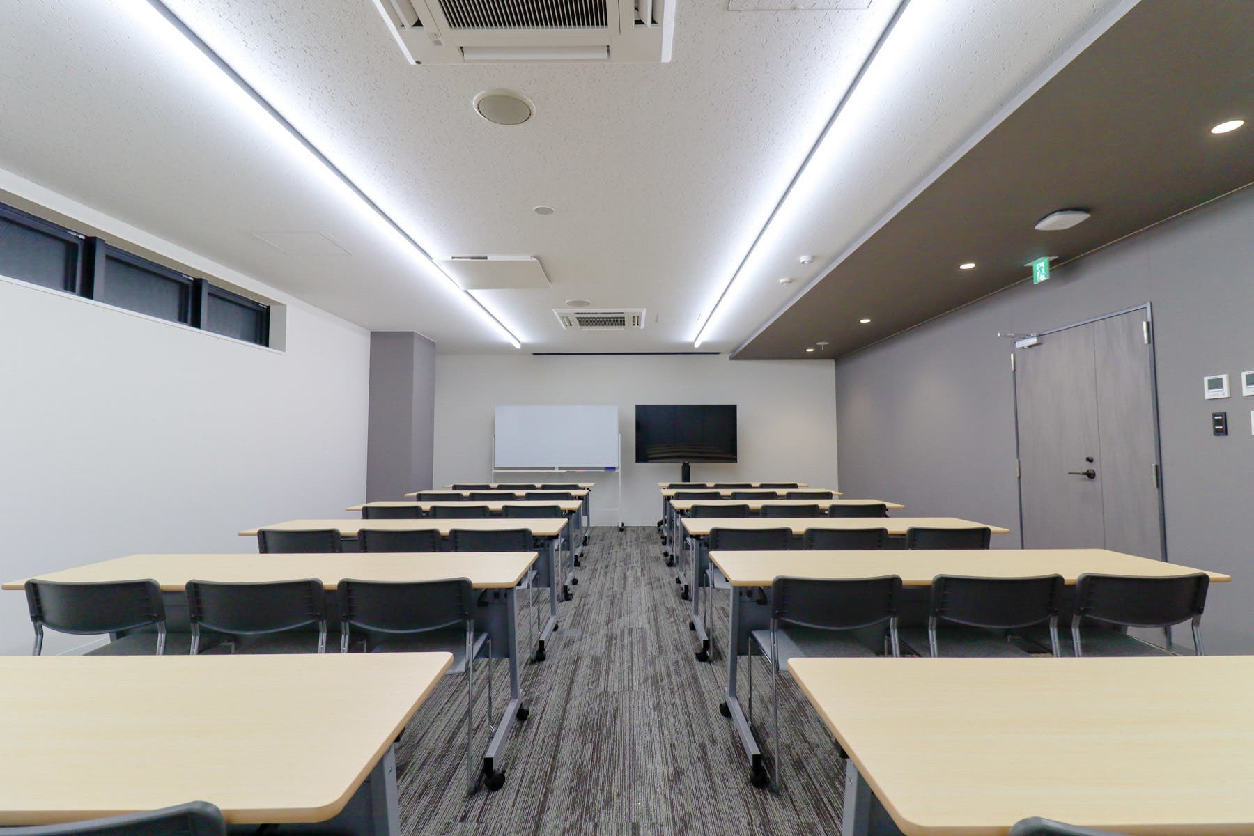 【博多駅徒歩2分！36名】モニター・WiFi・ホワイトボード無料！ふれあい貸し会議室Premium トヨタレンタリース博多駅前Bの写真1