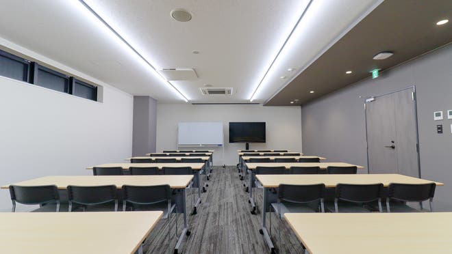 【博多駅徒歩2分!36名】モニター・WiFi・ホワイトボード無料!ふれあい貸し会議室Premium トヨタレンタリース博多駅前Bの写真1