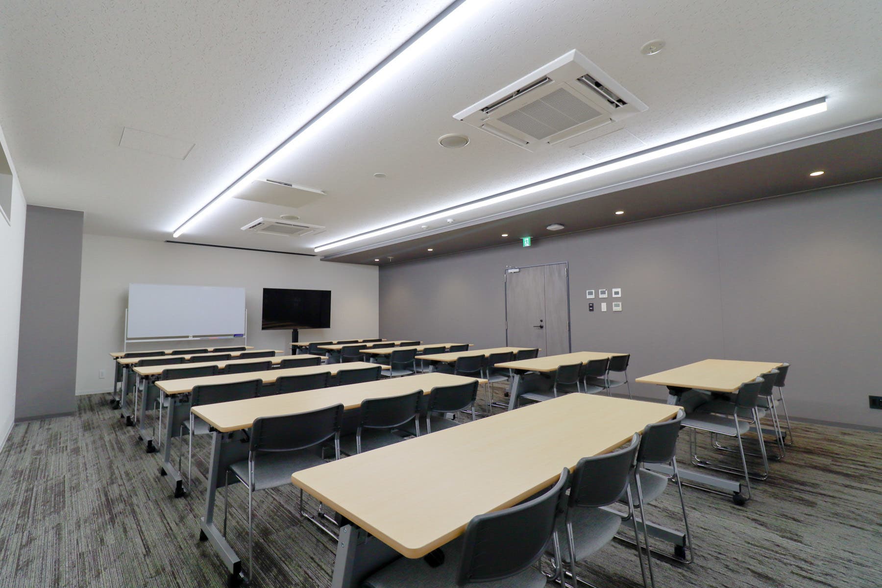 【博多駅徒歩2分！36名】モニター・WiFi・ホワイトボード無料！ふれあい貸し会議室Premium トヨタレンタリース博多駅前Bの写真3