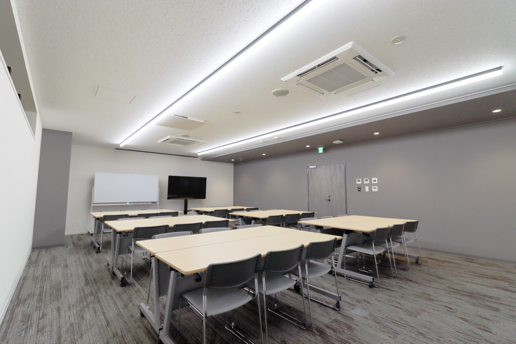 【博多駅徒歩2分！36名】モニター・WiFi・ホワイトボード無料！ふれあい貸し会議室Premium トヨタレンタリース博多駅前Bの写真9