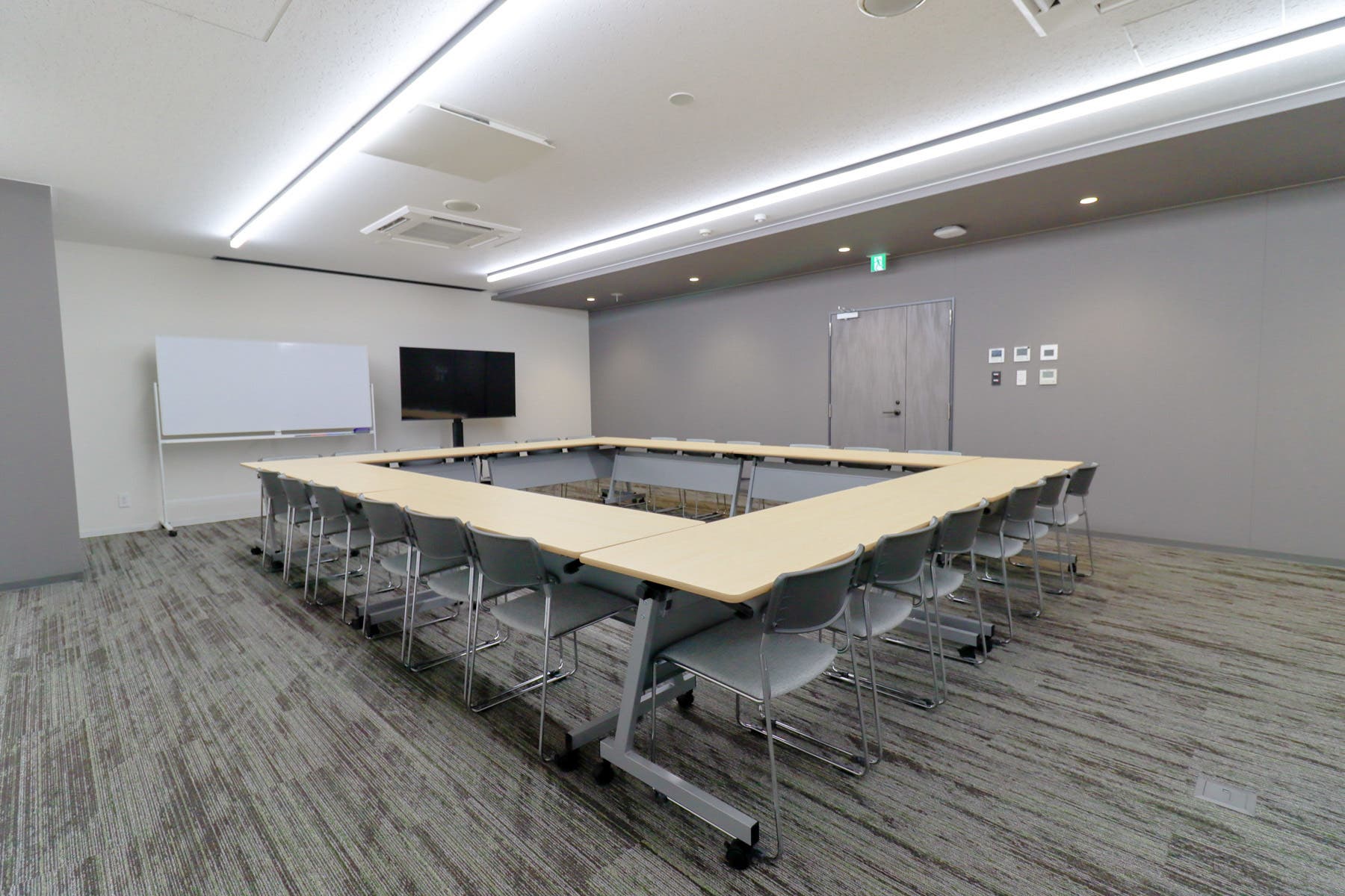 【博多駅徒歩2分！36名】モニター・WiFi・ホワイトボード無料！ふれあい貸し会議室Premium トヨタレンタリース博多駅前Bの写真12