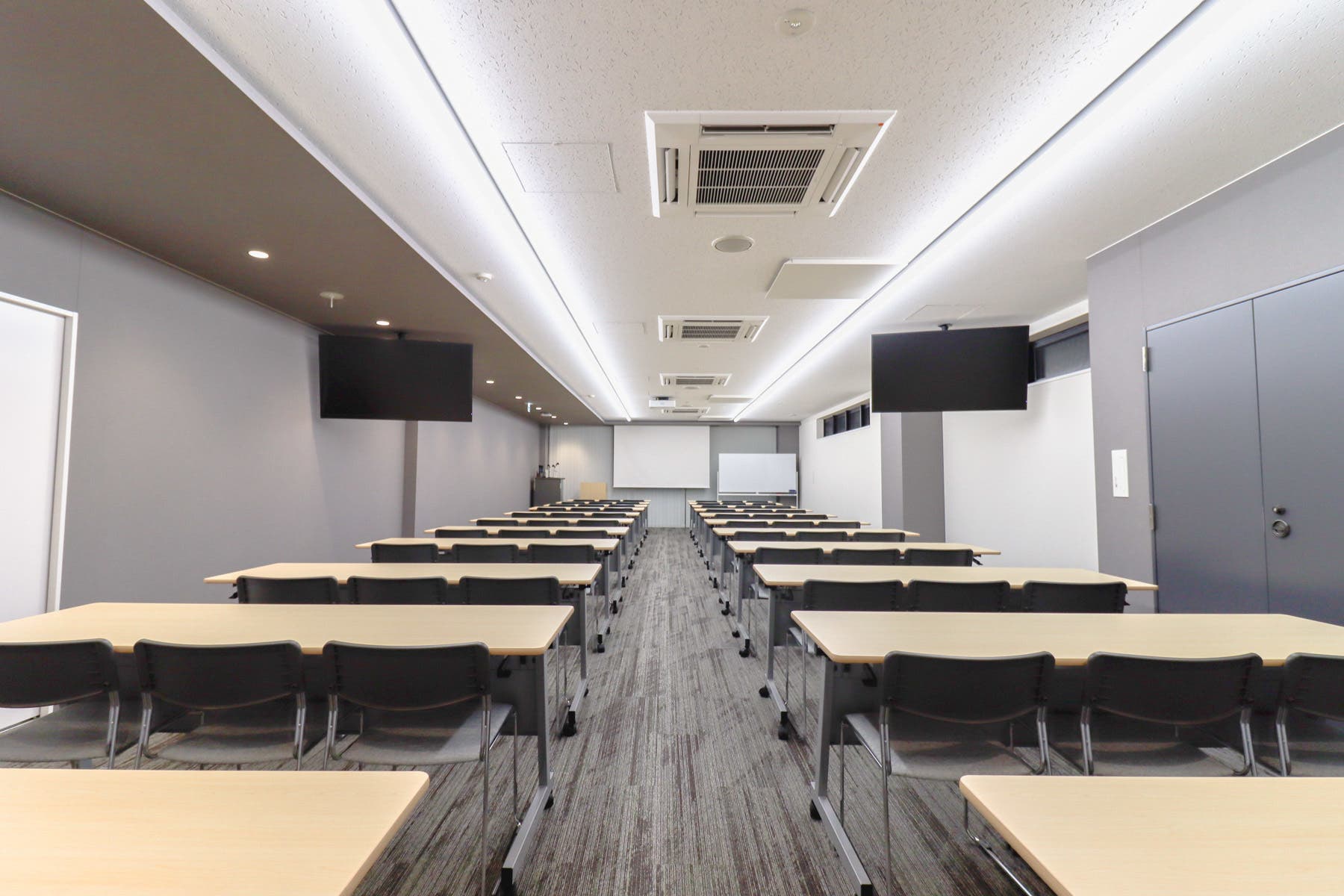 【博多駅徒歩2分！66名】プロジェクター・WiFi・マイク無料！ふれあい貸し会議室Premium トヨタレンタリース博多駅前Aの写真1