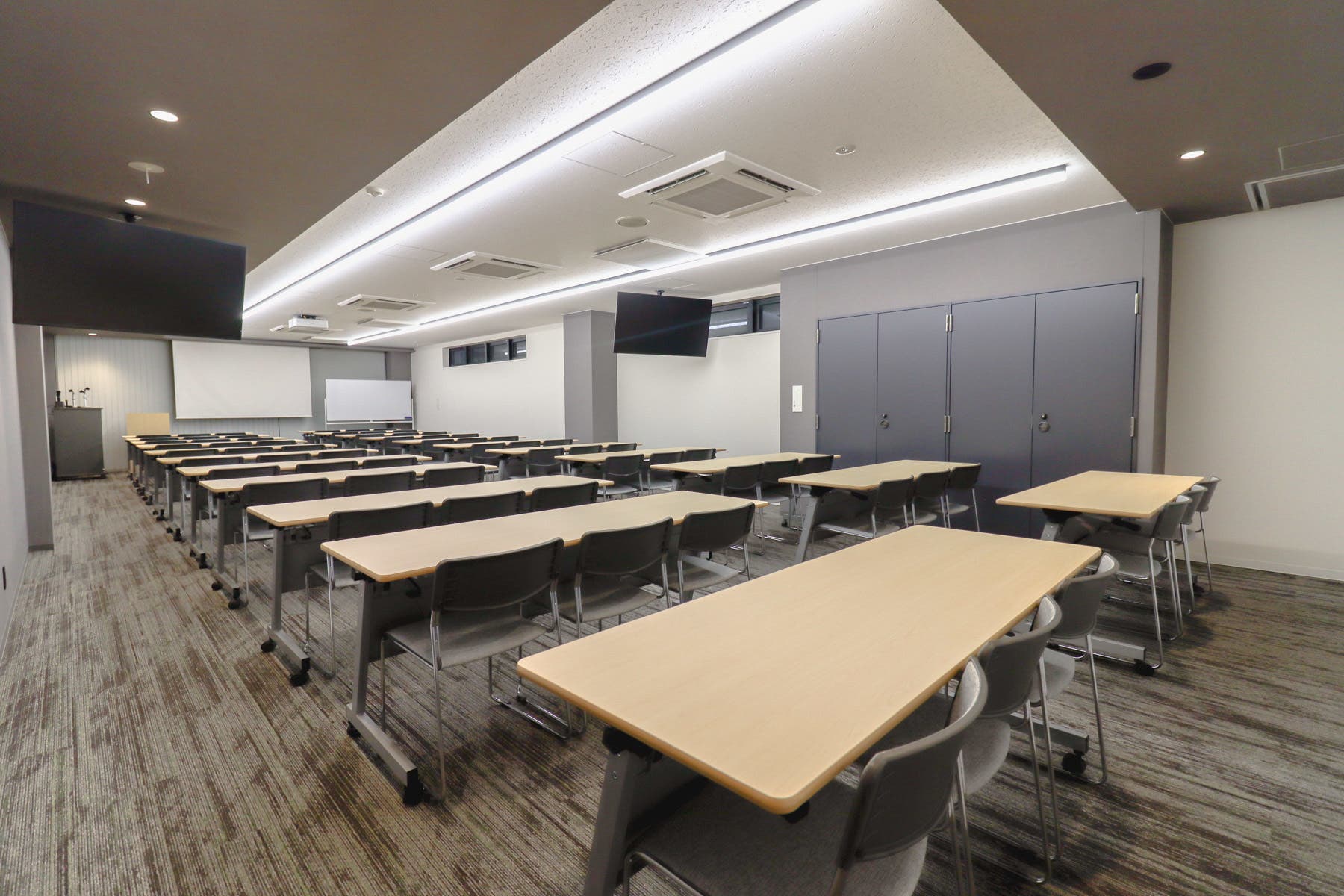 【博多駅徒歩2分！66名】プロジェクター・WiFi・マイク無料！ふれあい貸し会議室Premium トヨタレンタリース博多駅前Aの写真2