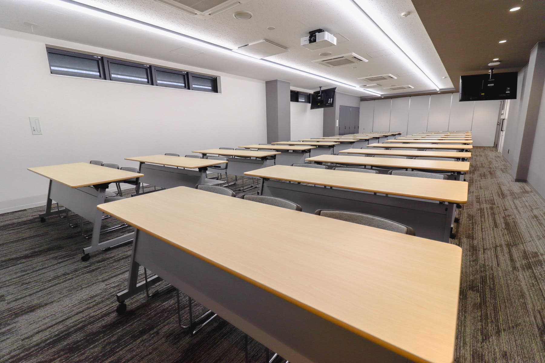 【博多駅徒歩2分！66名】プロジェクター・WiFi・マイク無料！ふれあい貸し会議室Premium トヨタレンタリース博多駅前Aの写真3