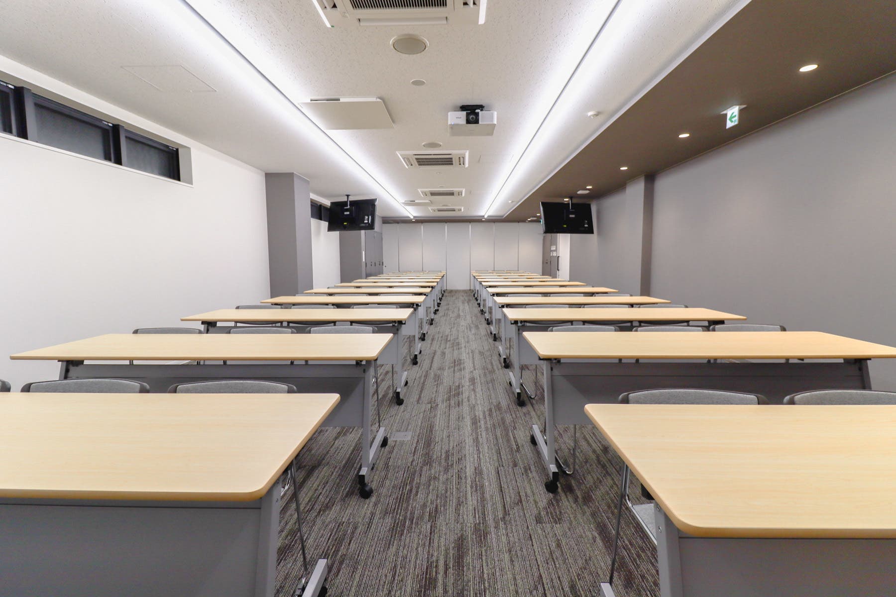 【博多駅徒歩2分！66名】プロジェクター・WiFi・マイク無料！ふれあい貸し会議室Premium トヨタレンタリース博多駅前Aの写真4