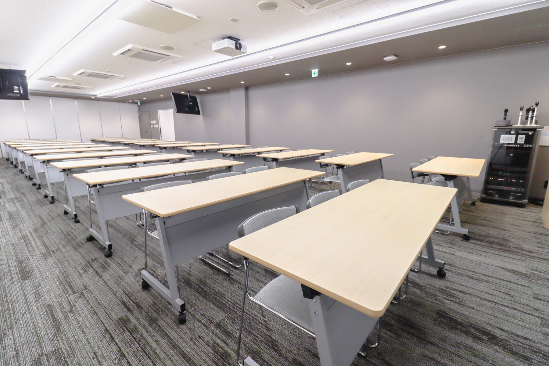 【博多駅徒歩2分！66名】プロジェクター・WiFi・マイク無料！ふれあい貸し会議室Premium トヨタレンタリース博多駅前Aの写真5