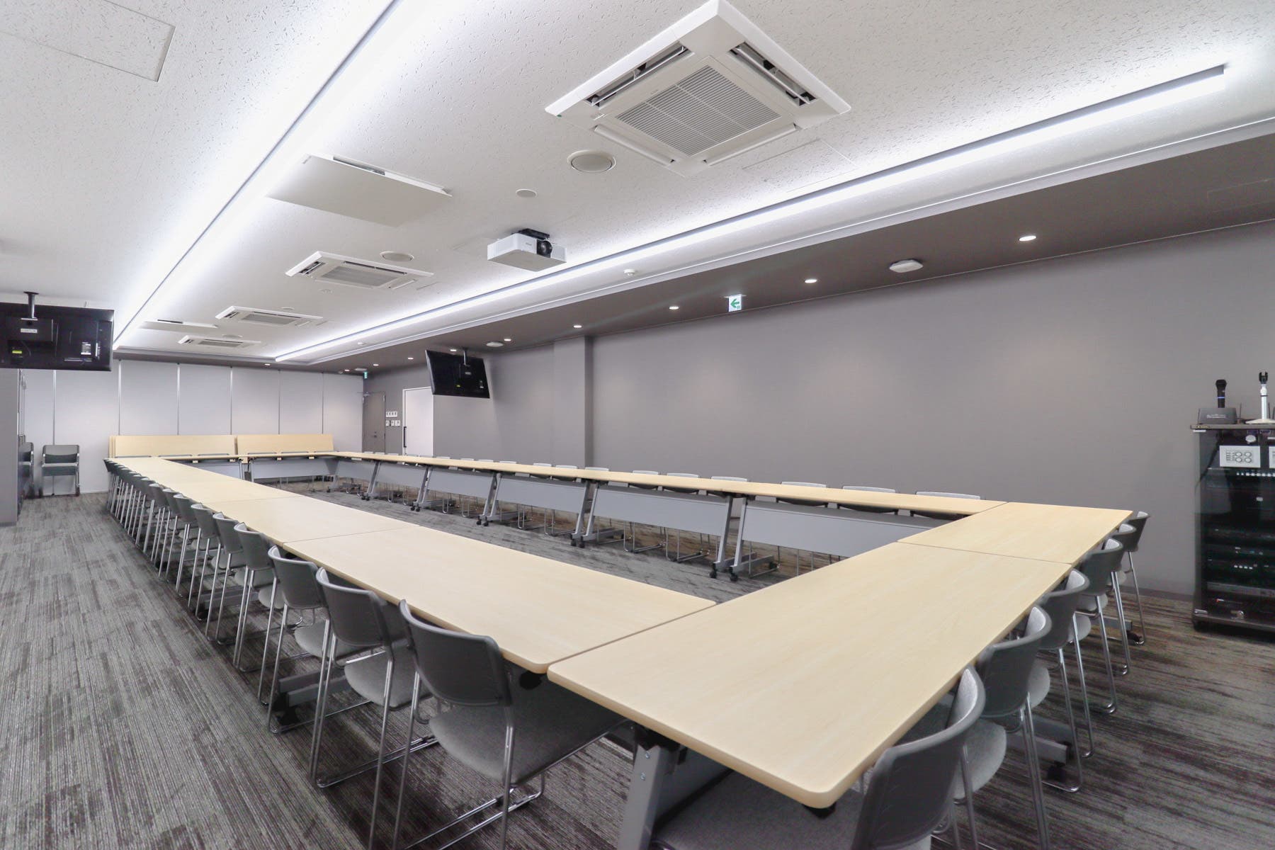 【博多駅徒歩2分！66名】プロジェクター・WiFi・マイク無料！ふれあい貸し会議室Premium トヨタレンタリース博多駅前Aの写真11