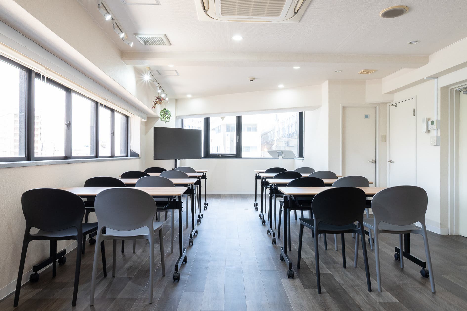 オープン記念🎉30組限定1,500円/h🎉新大阪駅1分🚃ワンフロアの贅沢空間🏢最大30名🛋会議/パーティ/飲食可🍺🍕の写真2