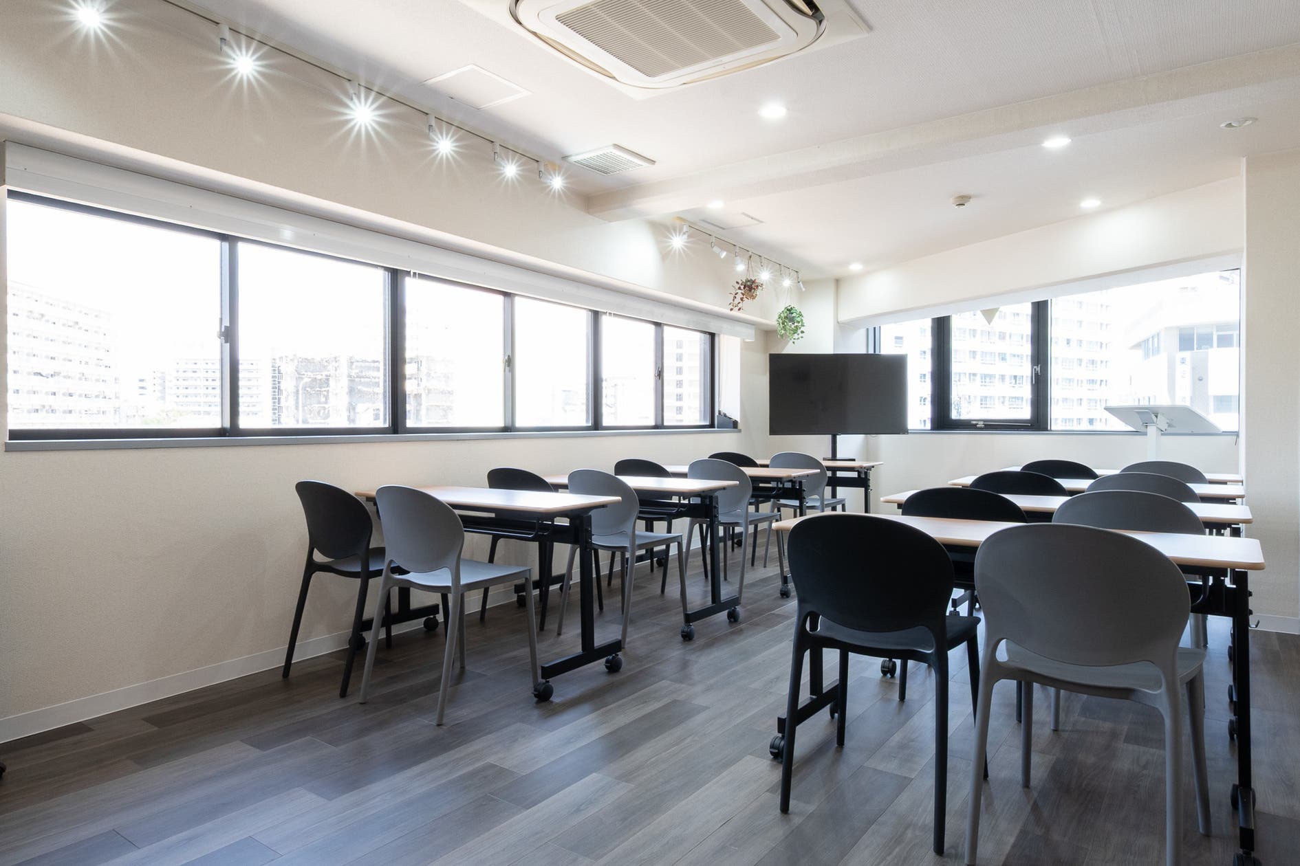 オープン記念🎉30組限定1,500円/h🎉新大阪駅1分🚃ワンフロアの贅沢空間🏢最大30名🛋会議/パーティ/飲食可🍺🍕の写真5