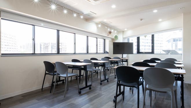 オープン記念🎉30組限定1,500円/h🎉新大阪駅1分🚃ワンフロアの贅沢空間🏢最大30名🛋会議/パーティ/飲食可🍺🍕の写真5