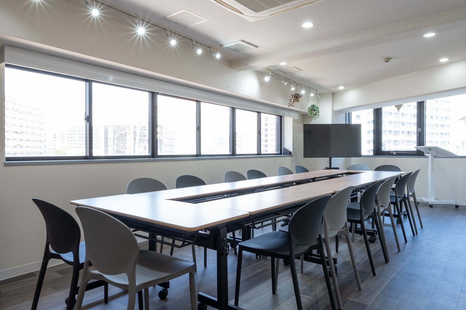 オープン記念🎉30組限定1,500円/h🎉新大阪駅1分🚃ワンフロアの贅沢空間🏢最大30名🛋会議/パーティ/飲食可🍺🍕の写真1