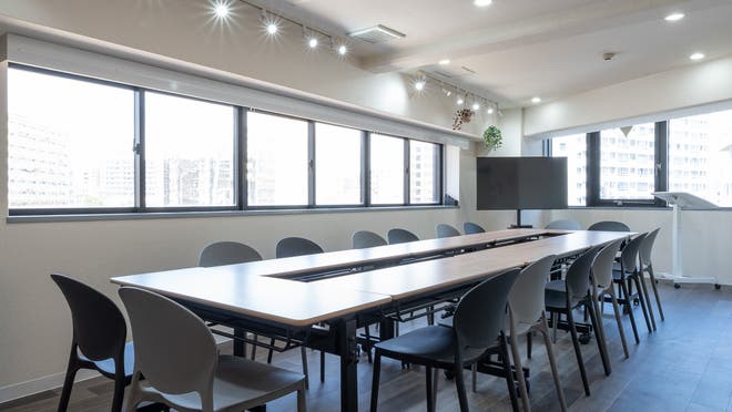 オープン記念🎉30組限定1,500円/h🎉新大阪駅1分🚃ワンフロアの贅沢空間🏢最大30名🛋会議/パーティ/飲食可🍺🍕の写真1