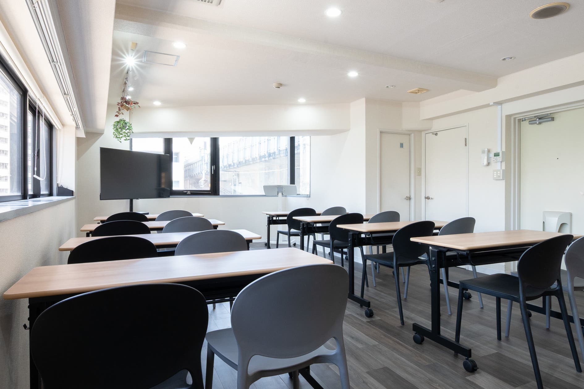 オープン記念🎉30組限定1,500円/h🎉新大阪駅1分🚃ワンフロアの贅沢空間🏢最大30名🛋会議/パーティ/飲食可🍺🍕の写真6