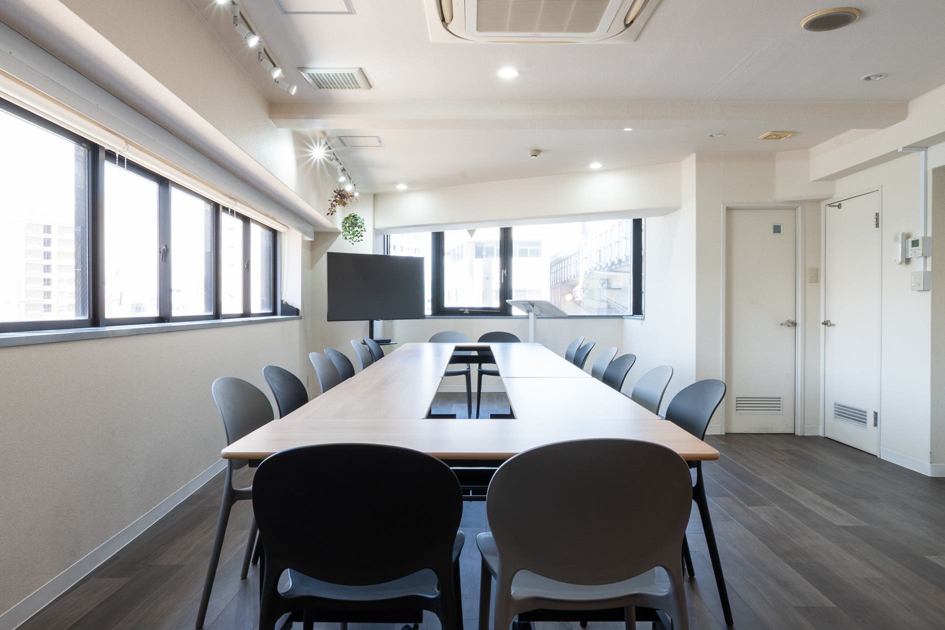 オープン記念🎉30組限定1,500円/h🎉新大阪駅1分🚃ワンフロアの贅沢空間🏢最大30名🛋会議/パーティ/飲食可🍺🍕の写真9