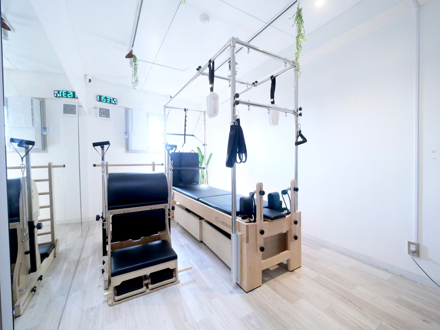 【横浜駅2分】超駅近🚶｜高性能ピラティスマシン完備｜15平米｜地域最安値｜更衣室有｜真っ白内装｜ヨガ・トレーニングも👍の写真1