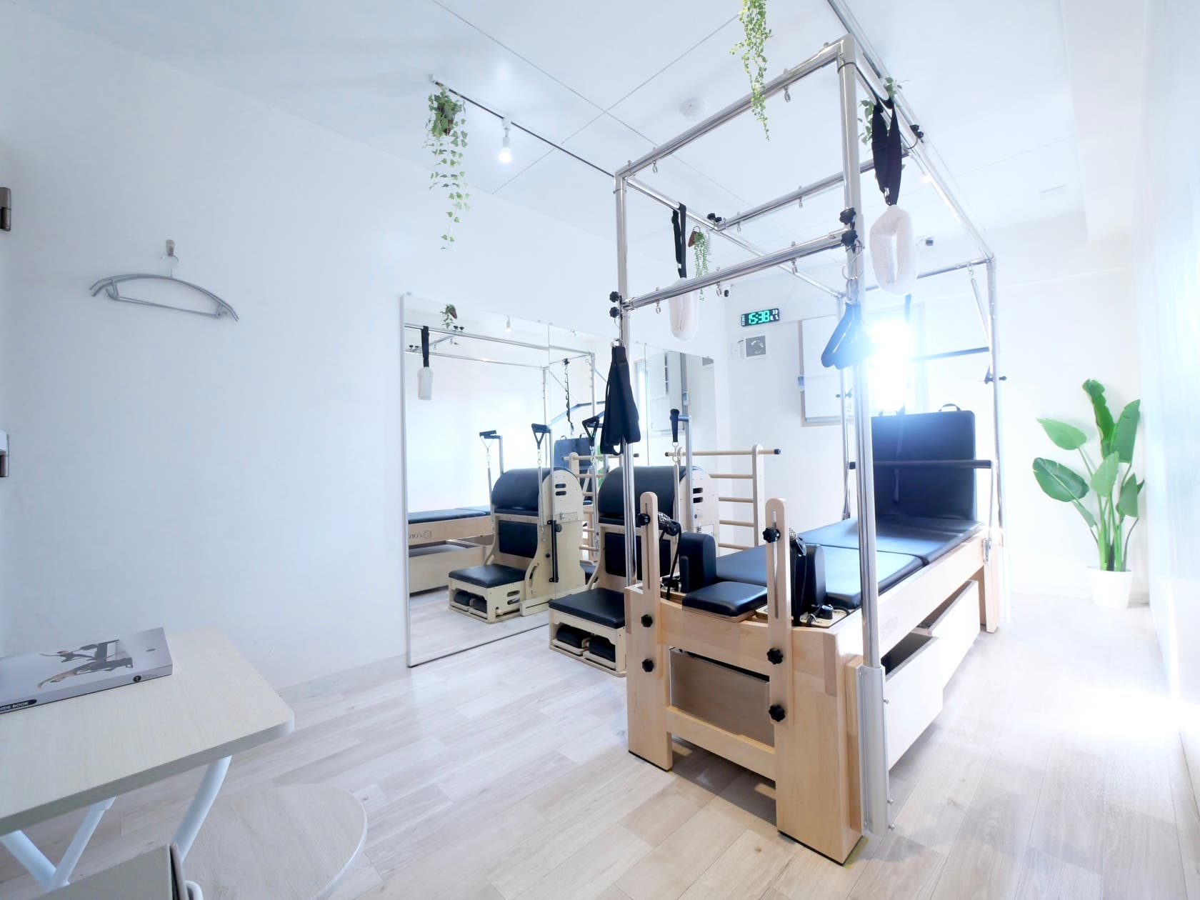 【横浜駅2分】超駅近🚶｜高性能ピラティスマシン完備｜15平米｜地域最安値｜更衣室有｜真っ白内装｜ヨガ・トレーニングも👍の写真2