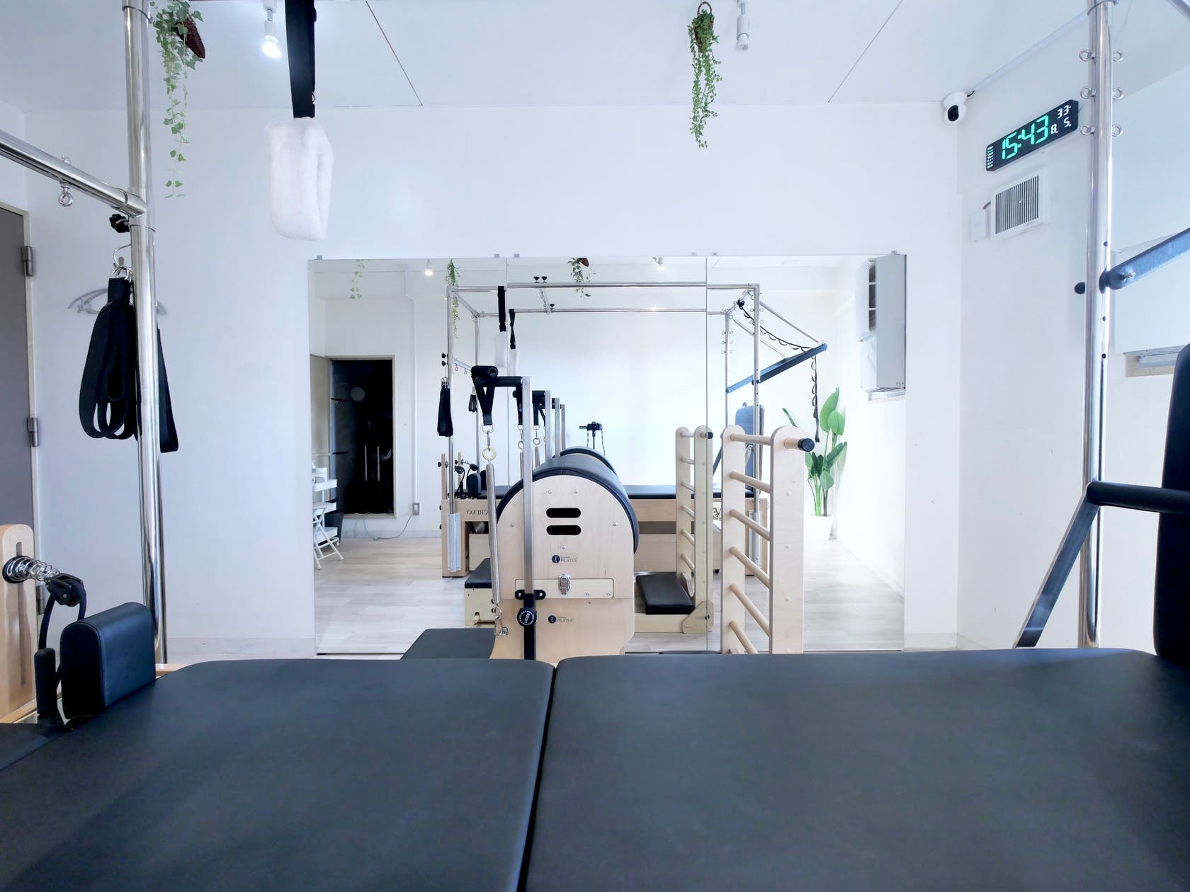 【横浜駅2分】超駅近🚶｜高性能ピラティスマシン完備｜15平米｜地域最安値｜更衣室有｜真っ白内装｜ヨガ・トレーニングも👍の写真3