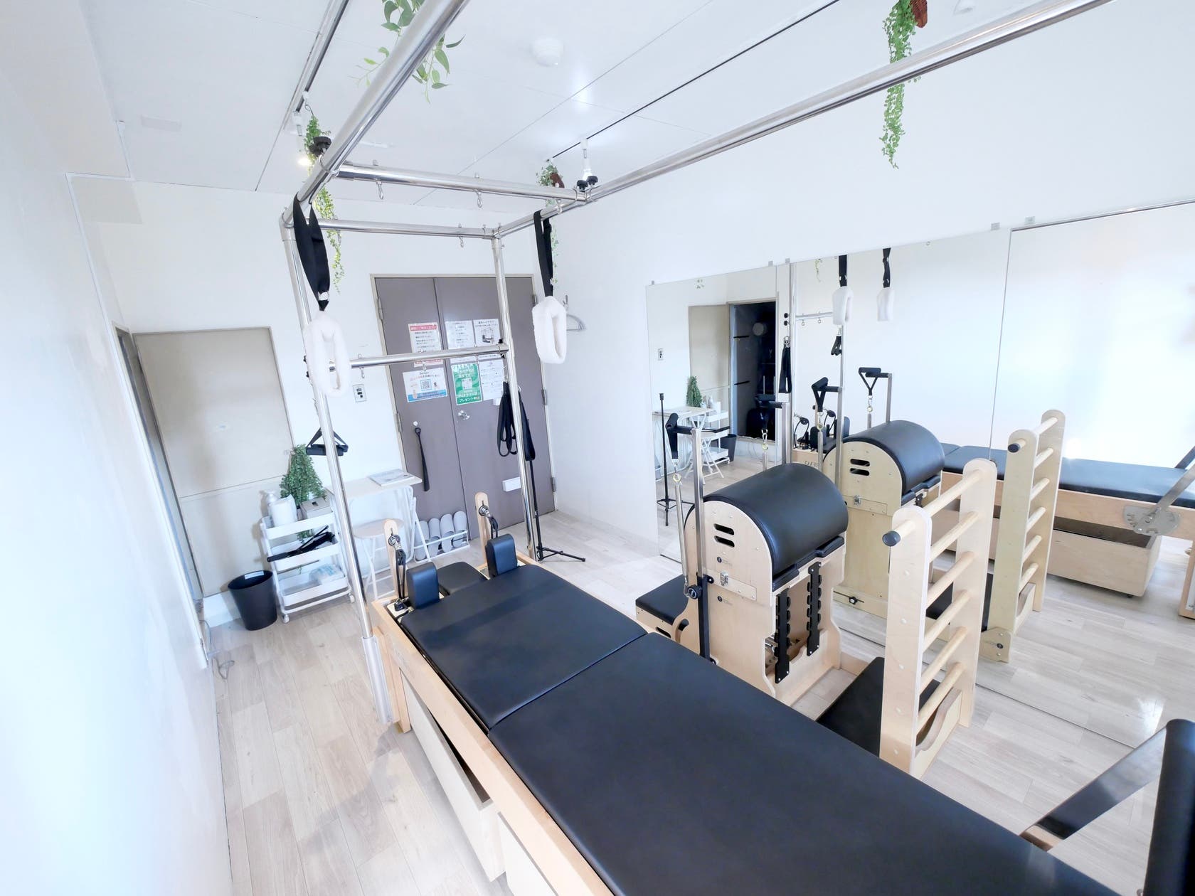 【横浜駅2分】超駅近🚶｜高性能ピラティスマシン完備｜15平米｜地域最安値｜更衣室有｜真っ白内装｜ヨガ・トレーニングも👍の写真4