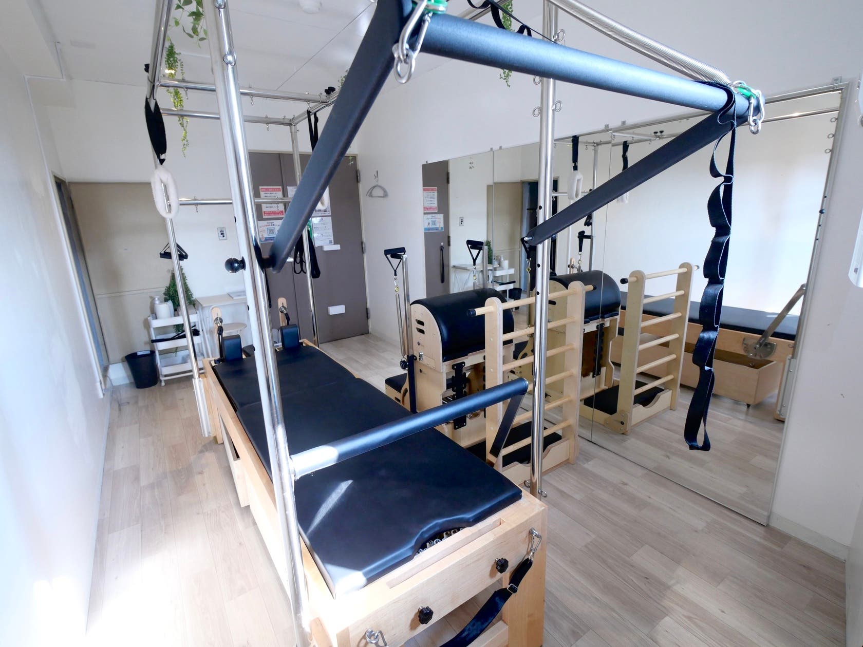 【横浜駅2分】超駅近🚶｜高性能ピラティスマシン完備｜15平米｜地域最安値｜更衣室有｜真っ白内装｜ヨガ・トレーニングも👍の写真5