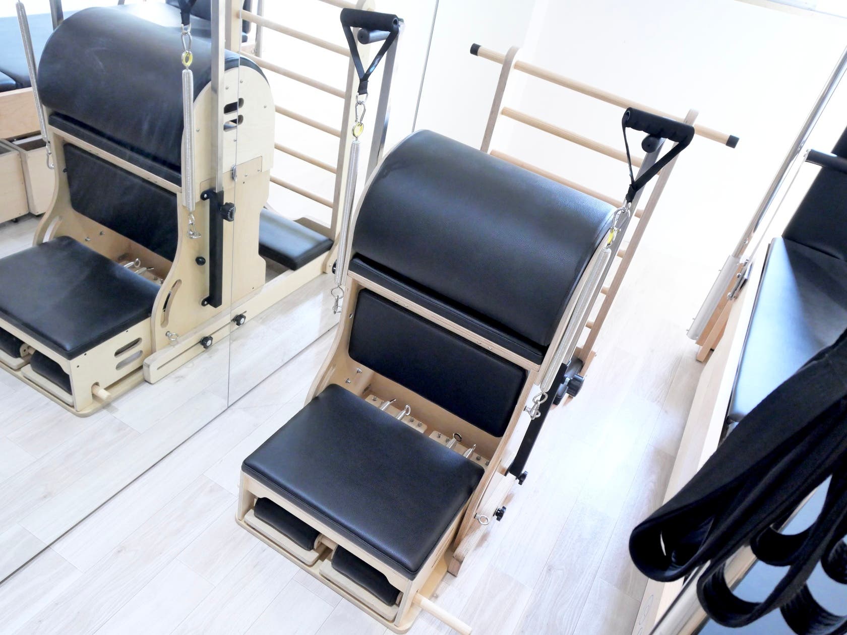 【横浜駅2分】超駅近🚶｜高性能ピラティスマシン完備｜15平米｜地域最安値｜更衣室有｜真っ白内装｜ヨガ・トレーニングも👍の写真7