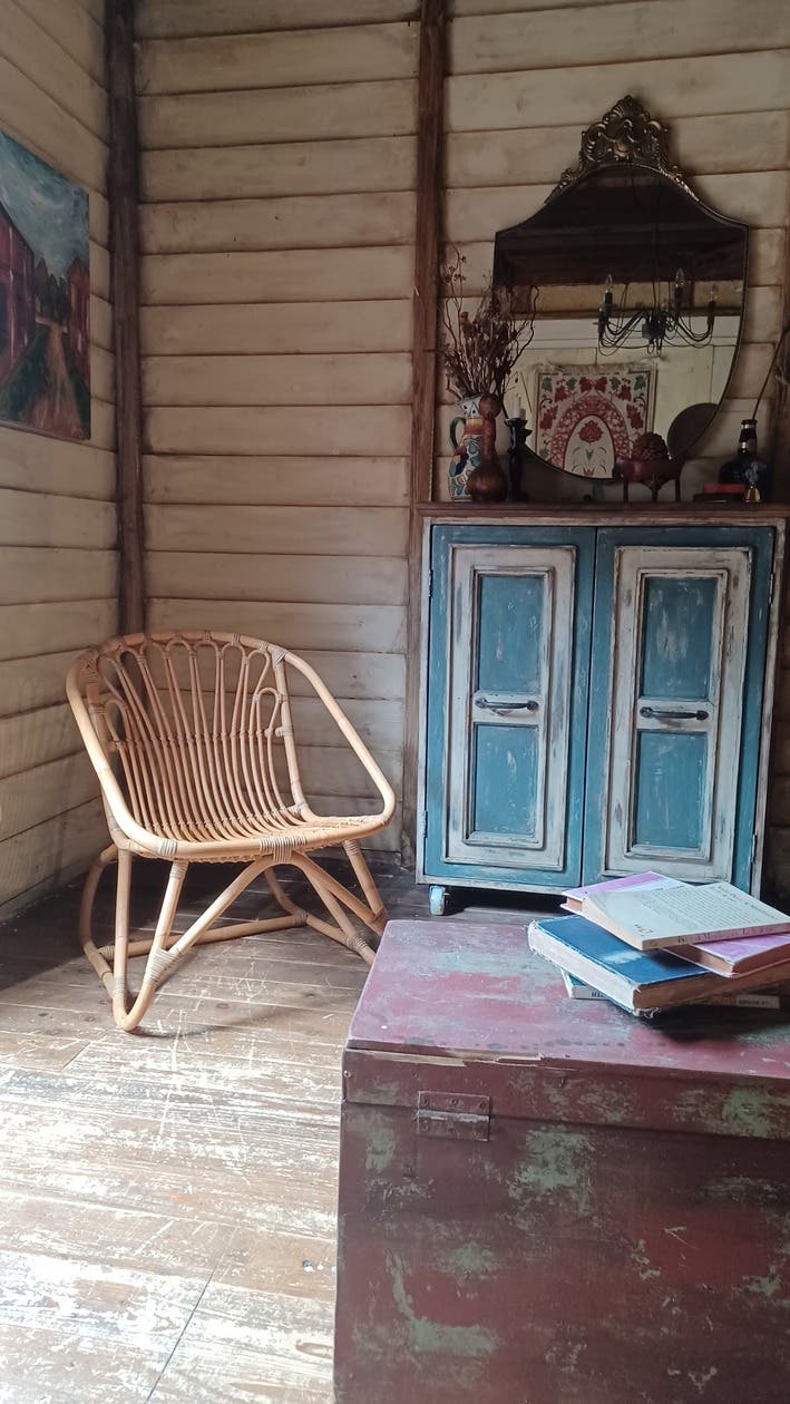 アンティークな板張りの壁面が映える空間の写真4