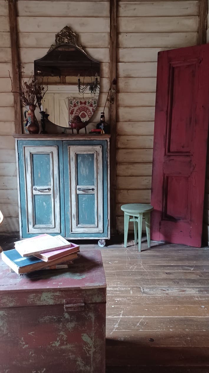 アンティークな板張りの壁面が映える空間の写真5