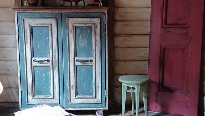 アンティークな板張りの壁面が映える空間の写真5