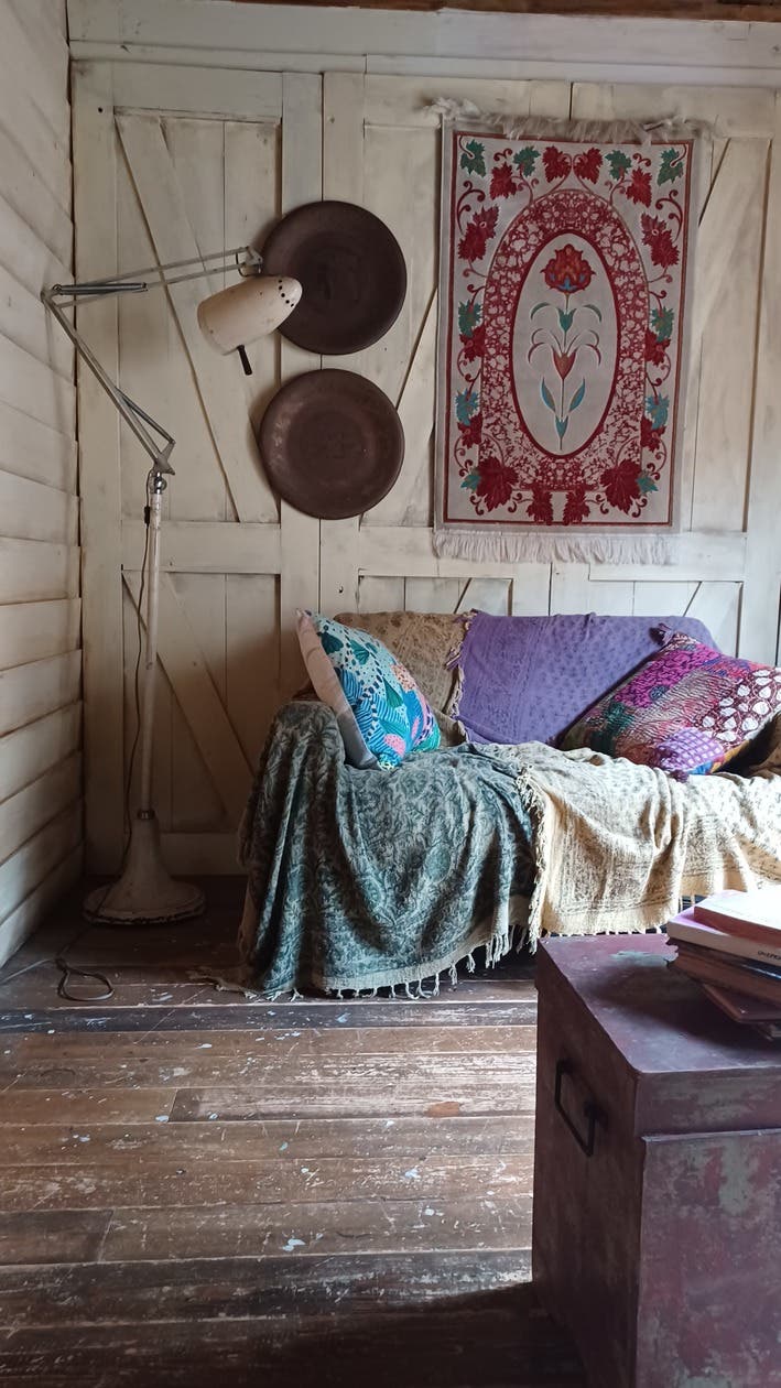 アンティークな板張りの壁面が映える空間の写真6