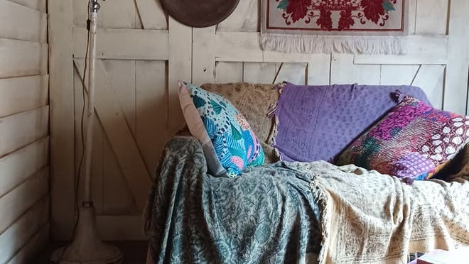 アンティークな板張りの壁面が映える空間の写真6