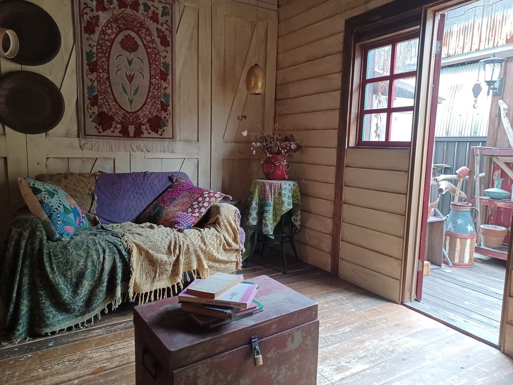 アンティークな板張りの壁面が映える空間の写真3