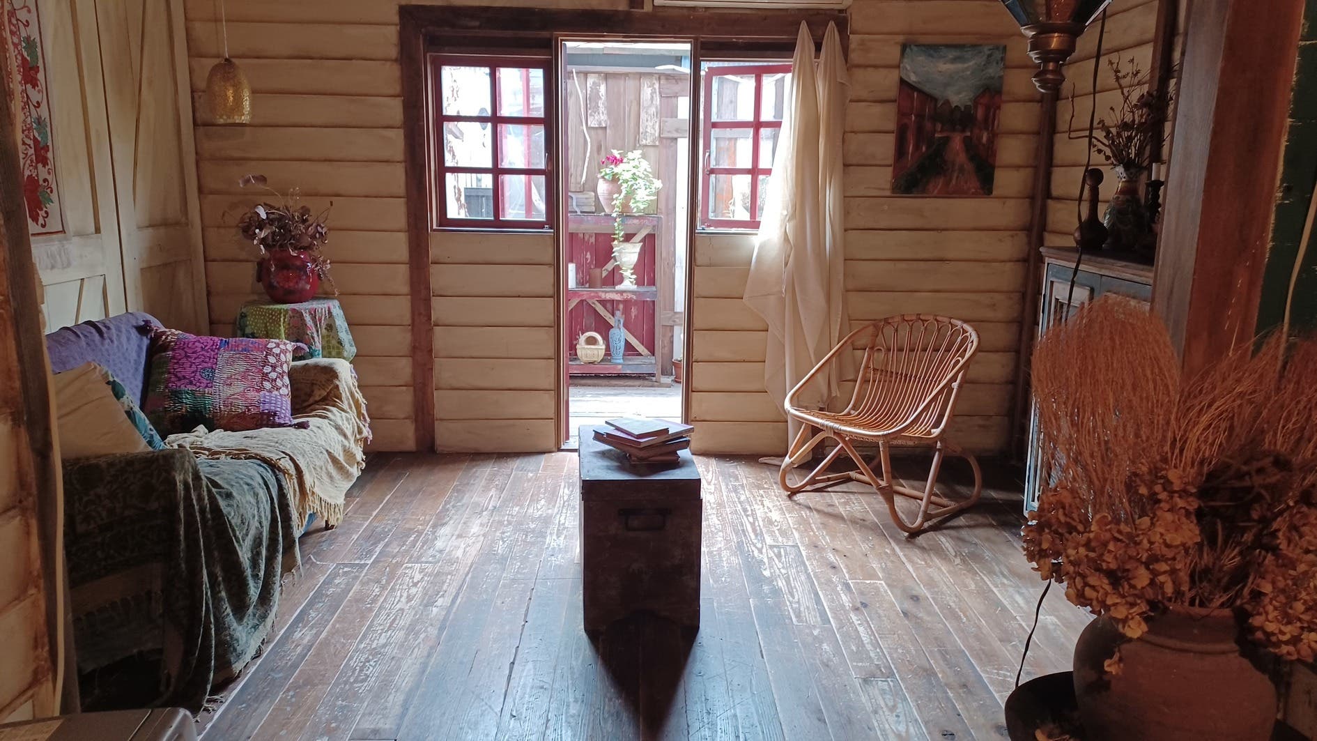 アンティークな板張りの壁面が映える空間の写真1