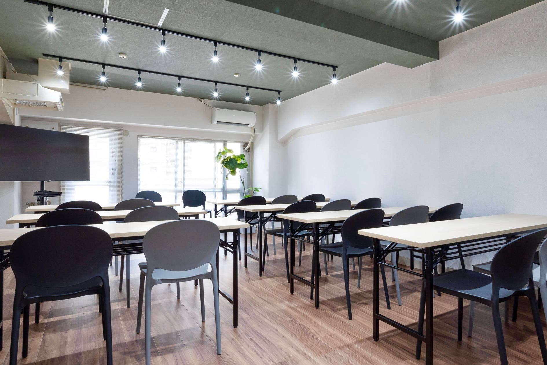 ミリオン会議室1号店【新大阪駅3分】最大30名/光回線/プロジェクター/モニター/持込飲食可/パーティプランあり🎉の写真1