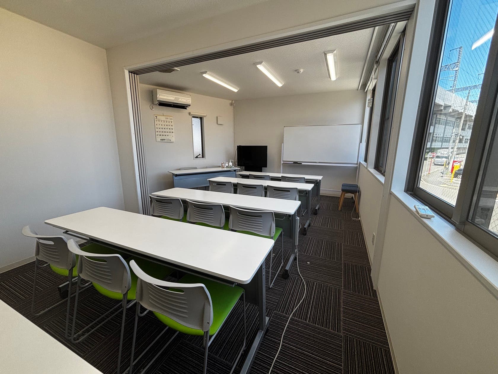 仙台駅東口店2F　会議室（最大15名着席可）の写真1