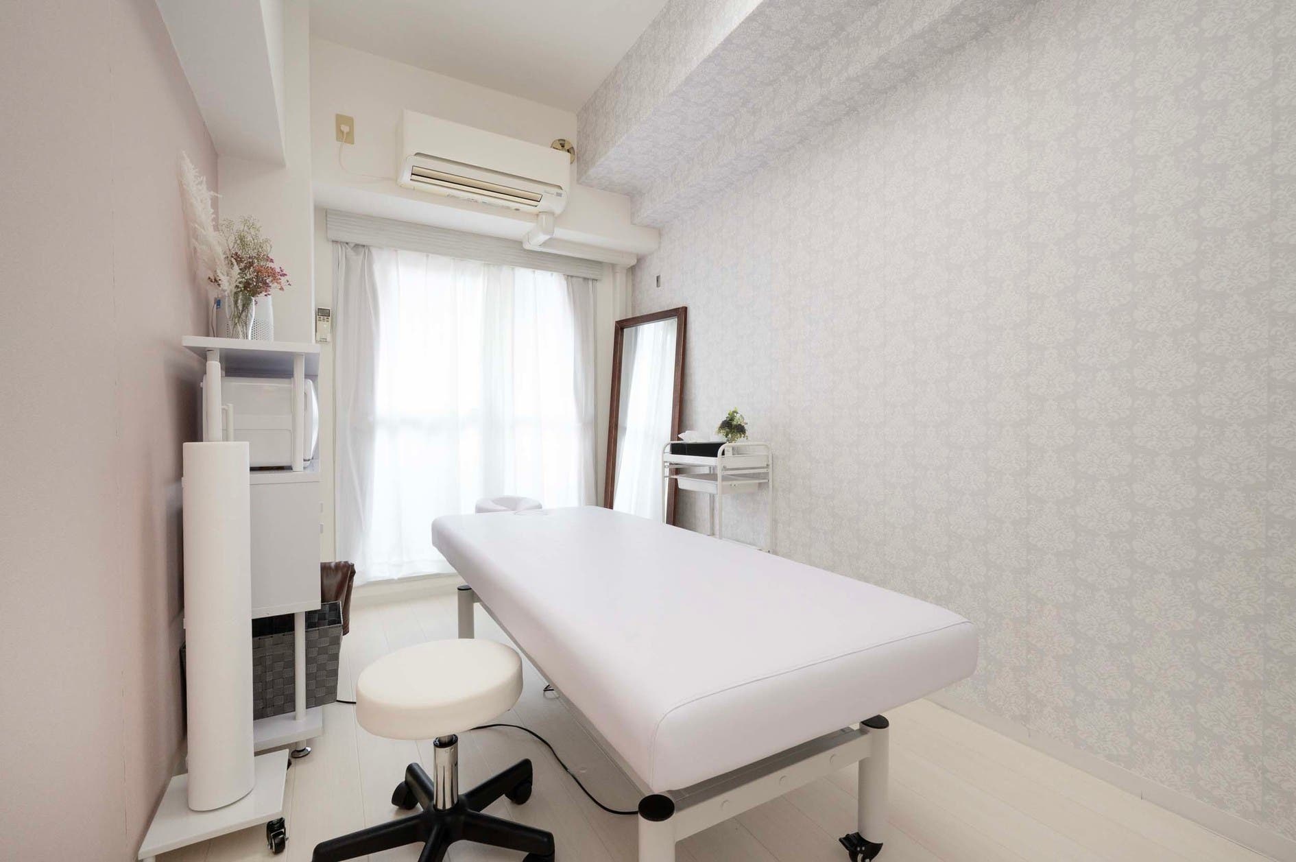 新宿三丁目駅徒歩3分✨完全個室の格安サロン|キャスター付電動昇降マットの写真4