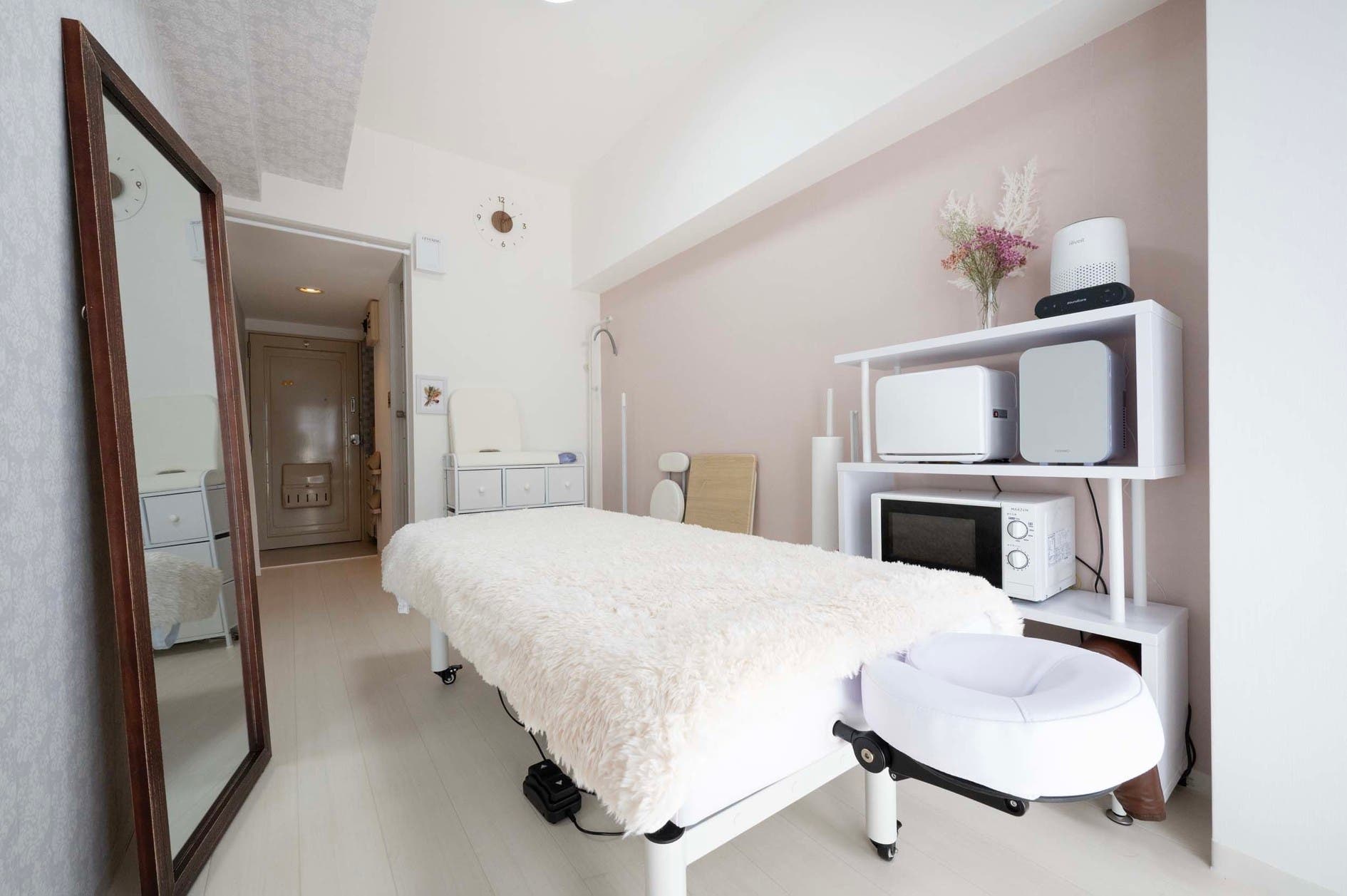 新宿三丁目駅徒歩3分✨完全個室の格安サロン|キャスター付電動昇降マットの写真5