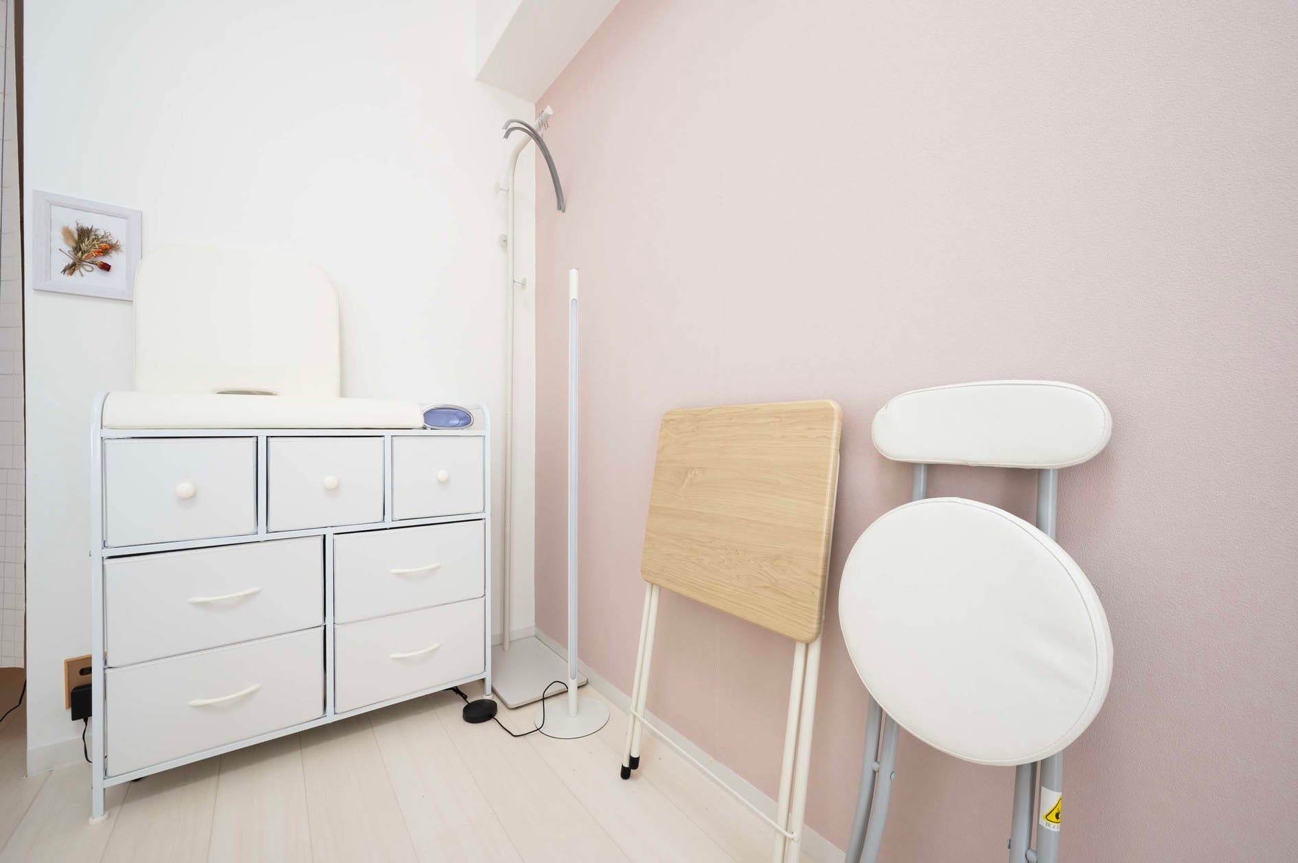 新宿三丁目駅徒歩3分✨完全個室の格安サロン|キャスター付電動昇降マットの写真6