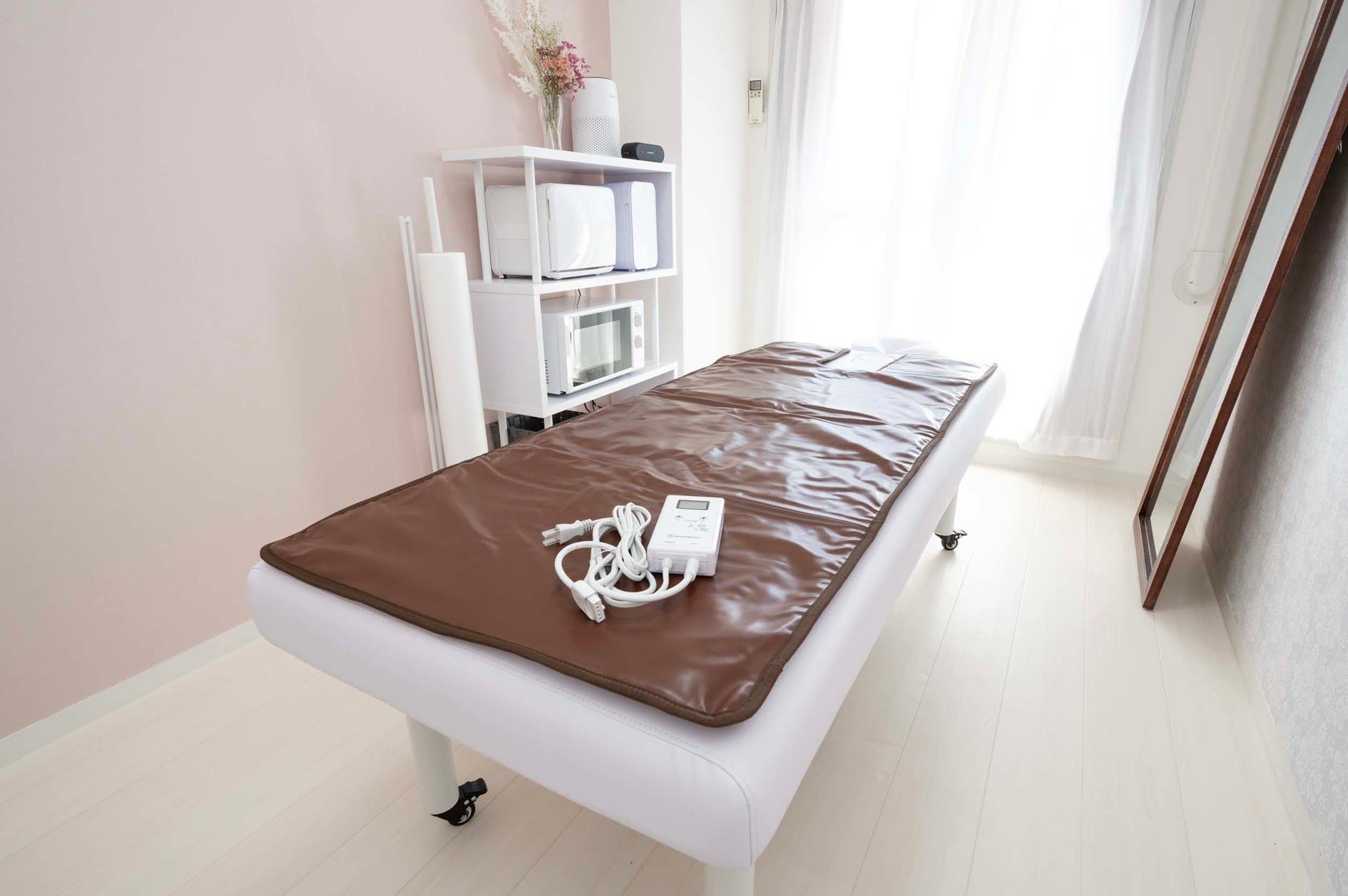 新宿三丁目駅徒歩3分✨完全個室の格安サロン|キャスター付電動昇降マットの写真8