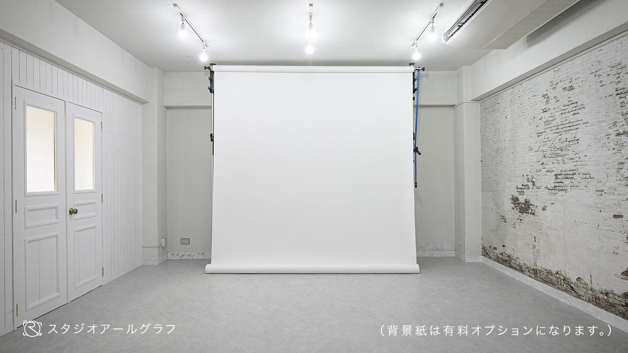 南向きの広い窓から優しい自然光が差し込む撮影用のレンタルフォトスタジオの写真8