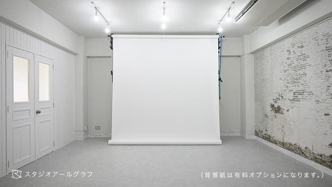 南向きの広い窓から優しい自然光が差し込む撮影用のレンタルフォトスタジオの写真8