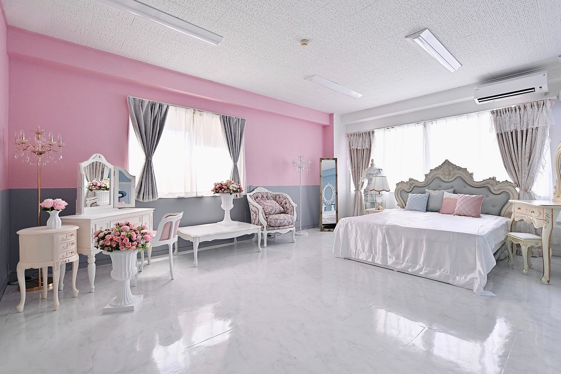 【大塚駅1分】可愛いピンク×グレー🎀ロココ調水色ブルー🩵自然光姫系プリンセスベッド👑コスプレ,ポトレ,推し活,生誕祭,撮影会等✨の写真2