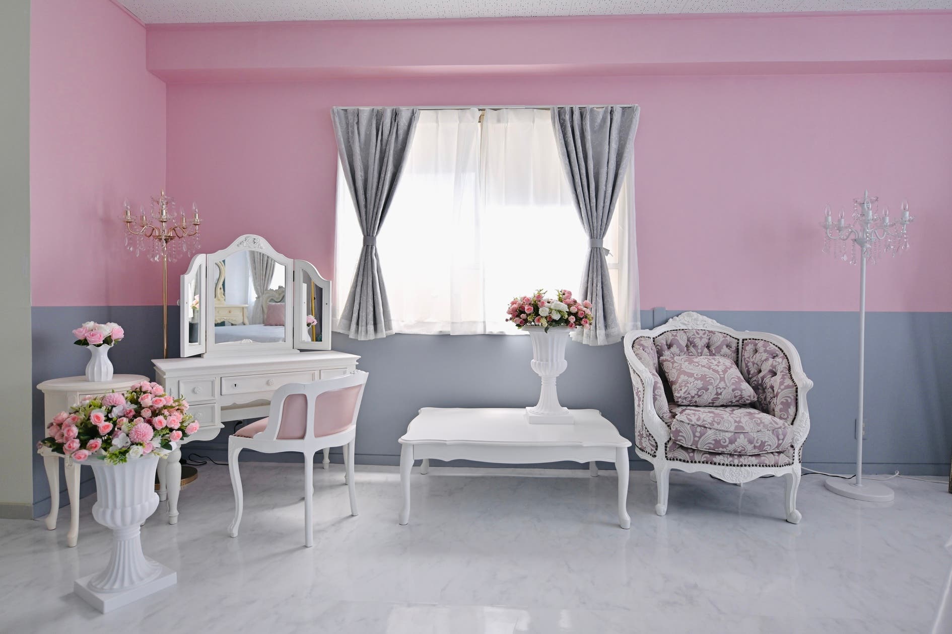 【大塚駅1分】可愛いピンク×グレー🎀ロココ調水色ブルー🩵自然光姫系プリンセスベッド👑コスプレ,ポトレ,推し活,生誕祭,撮影会等✨の写真1