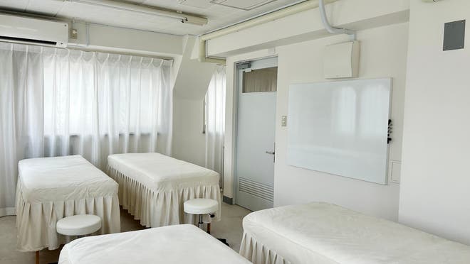 浅草橋駅から徒歩2分◎エステベッド4台完備、美容講習や施術に対応した多目的スペースの写真3