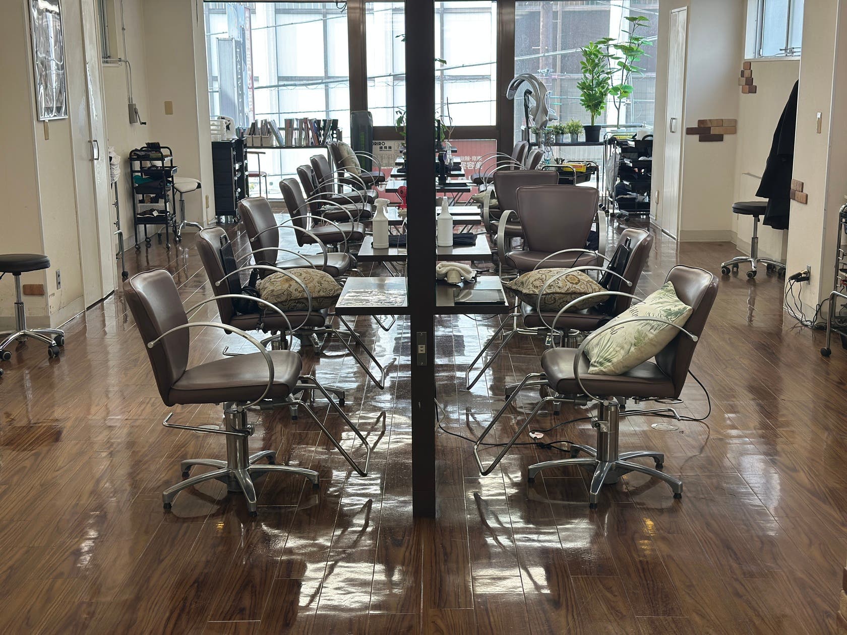 【銀座LA・BO浦和】見通しの良い落ち着いた空間にあるレンタルスペースの写真1