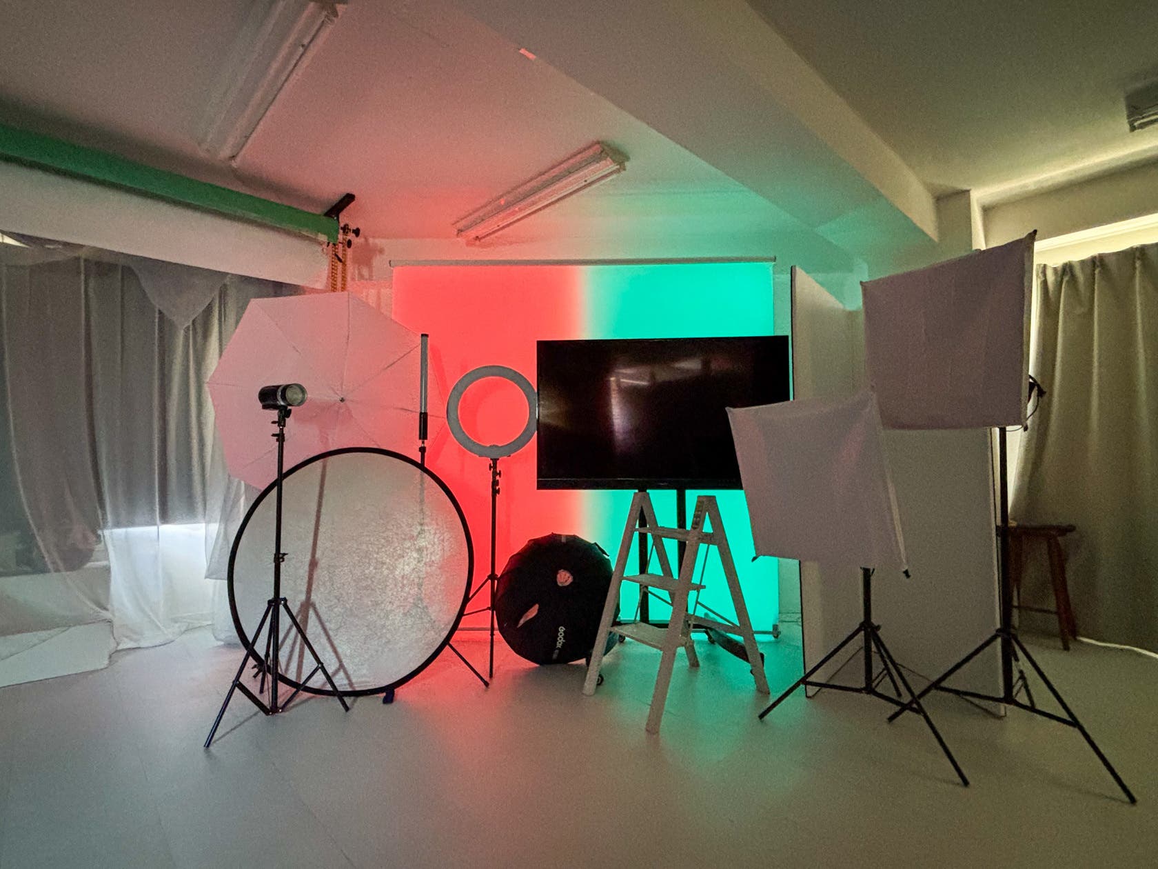 白基調の撮影空間｜動画・ポートレート🌼メイクルーム🪞照明機材💡横浜🌃みなとみらい[32]の写真2