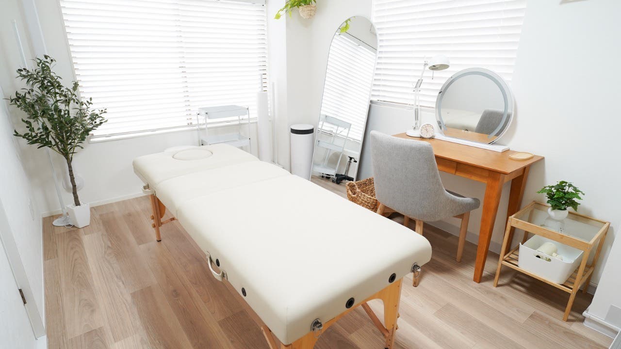 【🎊オープン記念価格】八王子駅5分｜完全個室レンタルサロン🌿白×木目の温もりある上質空間✨無料備品も多数ご用意◎の写真1